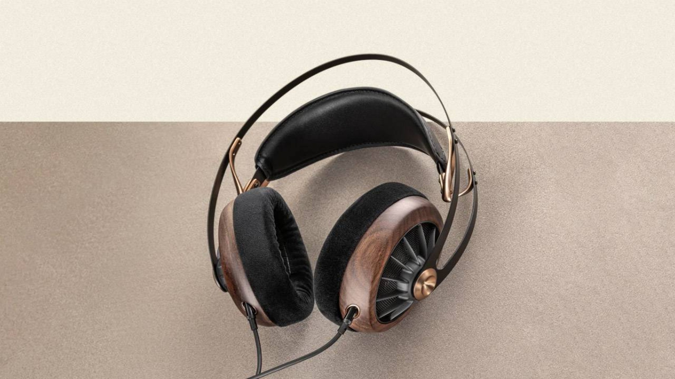 MEZE 109 PRO headphones with carbon fiber for superior sound